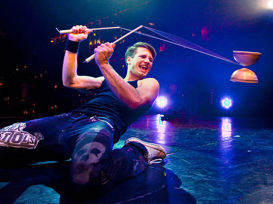 Diabolo Show ᐅ UNIQUE Showacts » Artist, Akrobat, Künstler
