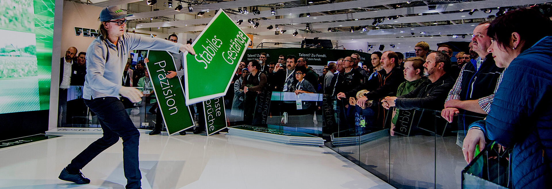 Flying Board | Schilder Artisten für Promotion, Aktivierung & Show.